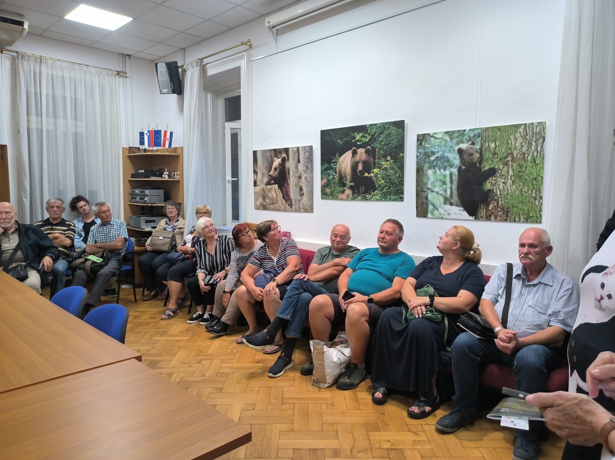 Gostovanje razstave Srečanja z medvedi na Reki - pivka.si