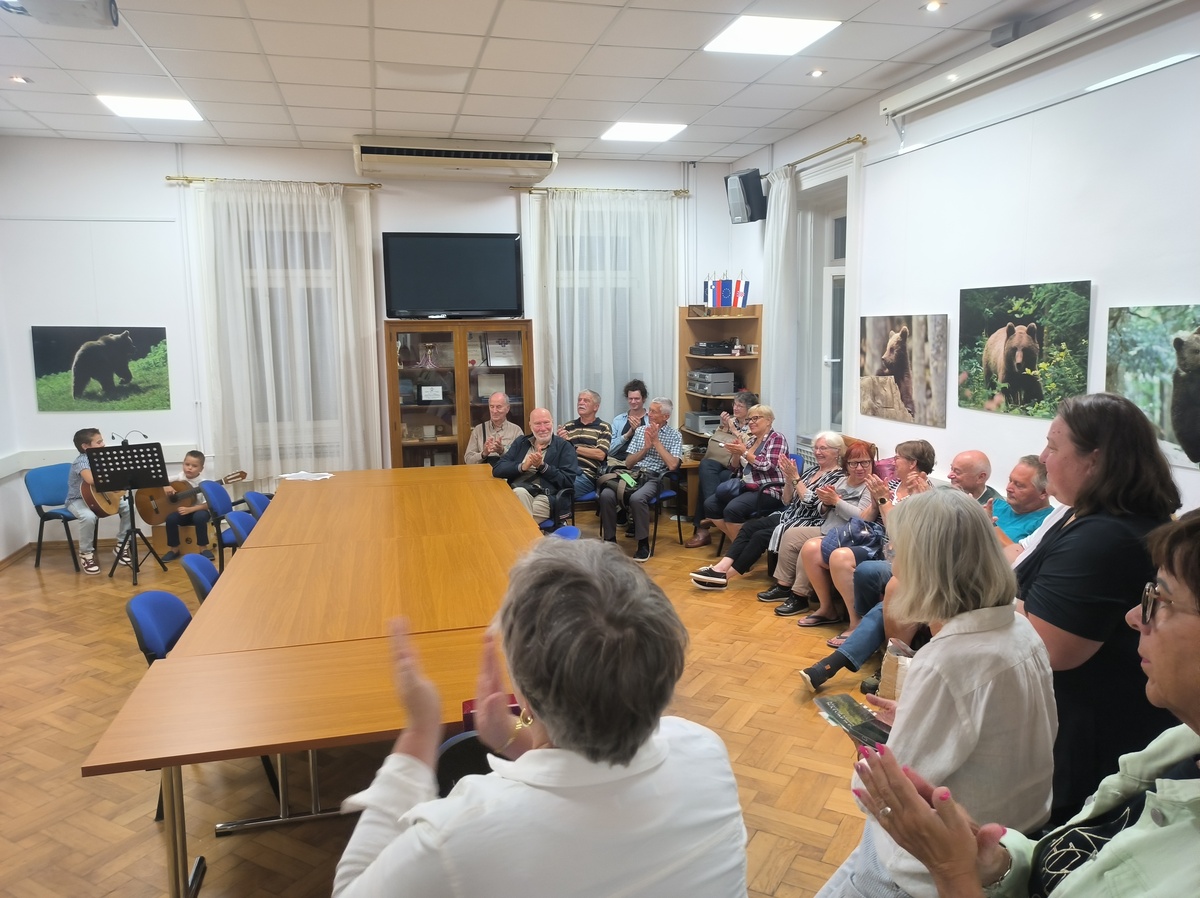 Gostovanje razstave Srečanja z medvedi na Reki - pivka.si